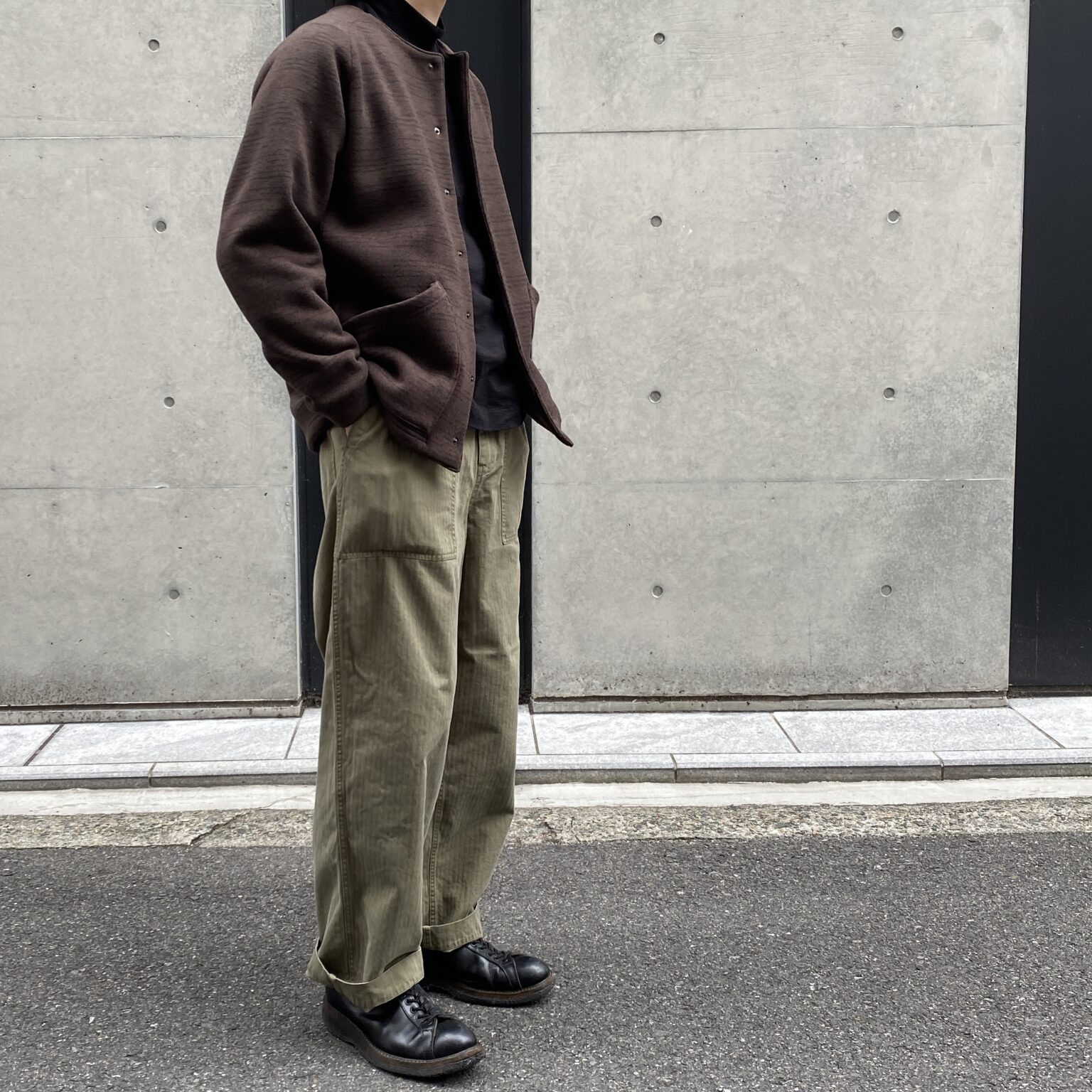 【H.UNIT】Herringbone switching baker easy pants Khaki | unstable | 公式 ...
