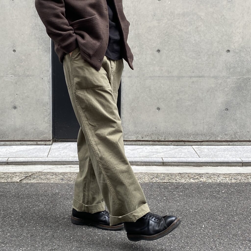 【H.UNIT】Herringbone switching baker easy pants Khaki | unstable | 公式 ...