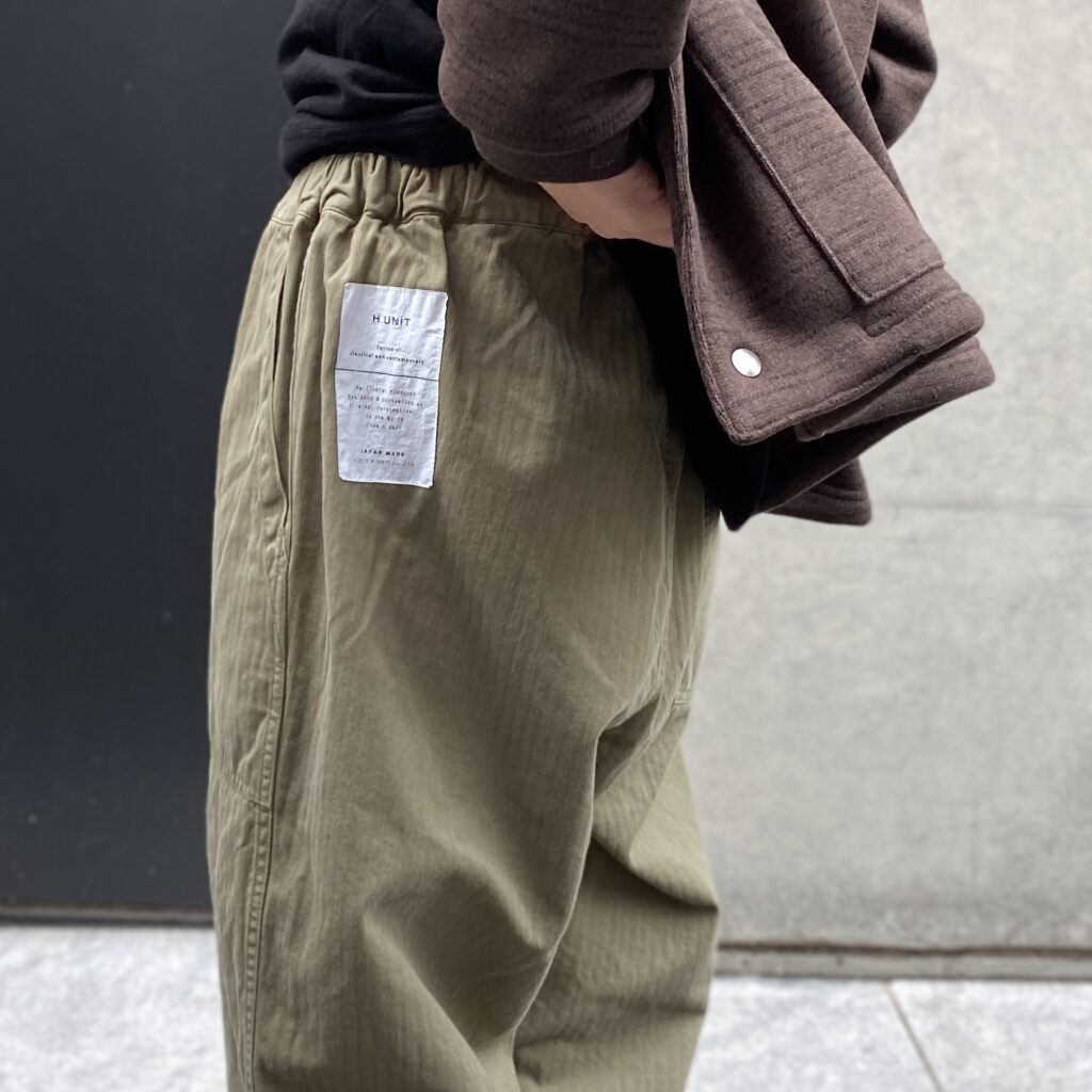 【H.UNIT】Herringbone switching baker easy pants Khaki | unstable | 公式 ...